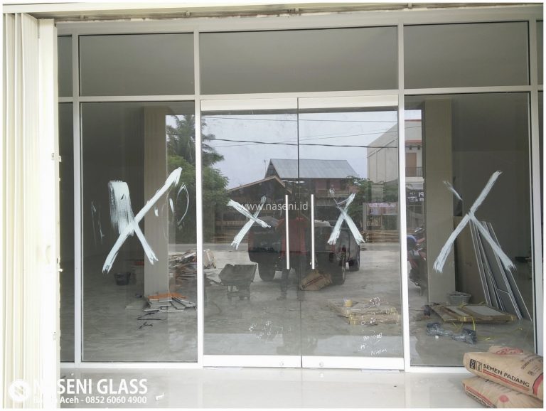 Partisi Kusen Aluminium dan Kaca Pada Toko di Banda Aceh