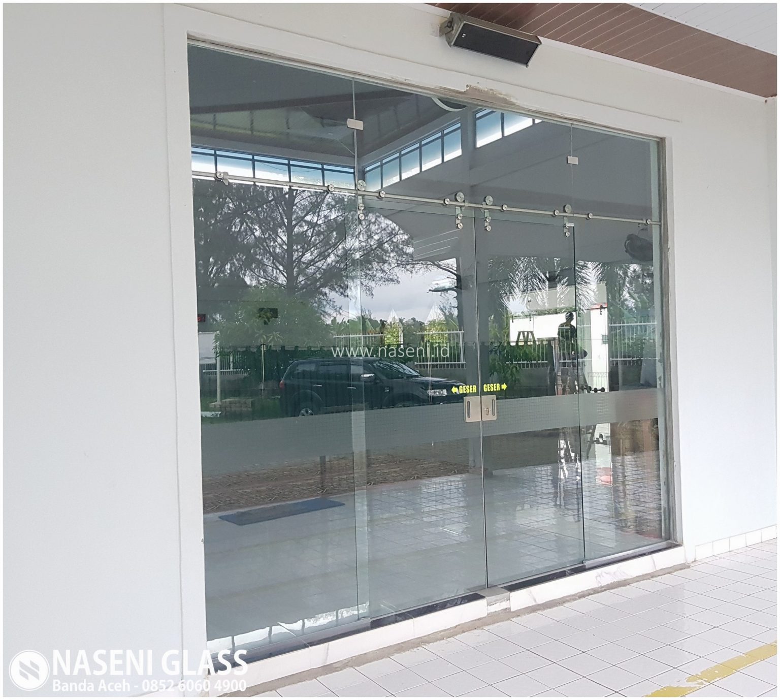Pintu Kaca Frameless: Keunggulan, Harga, dan Ide Desain